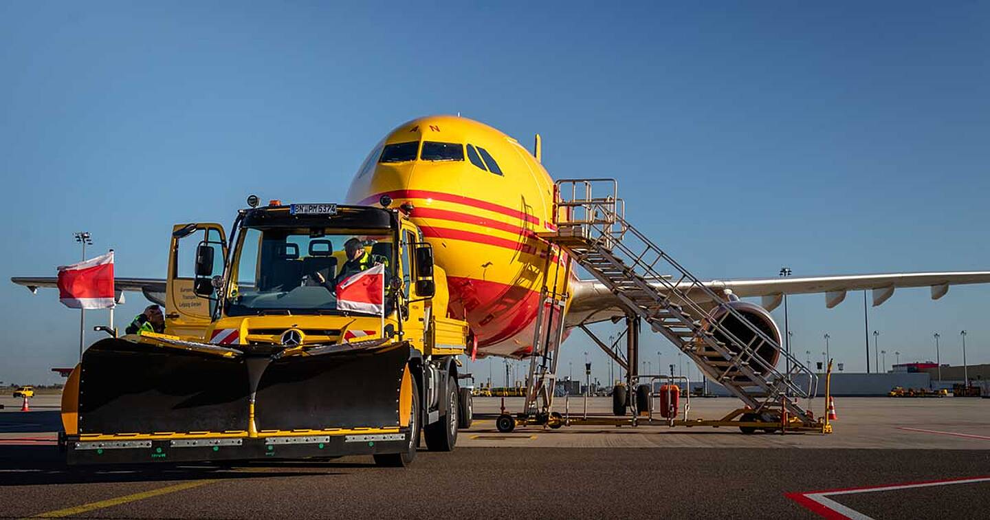 A U 427 is equipped for winter road clearance at the world’s largest ...