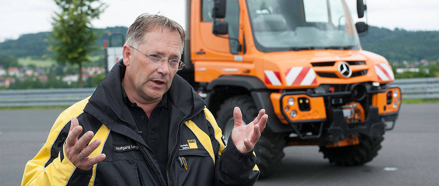 Driving safety expert shows safety advantages of the Unimog.