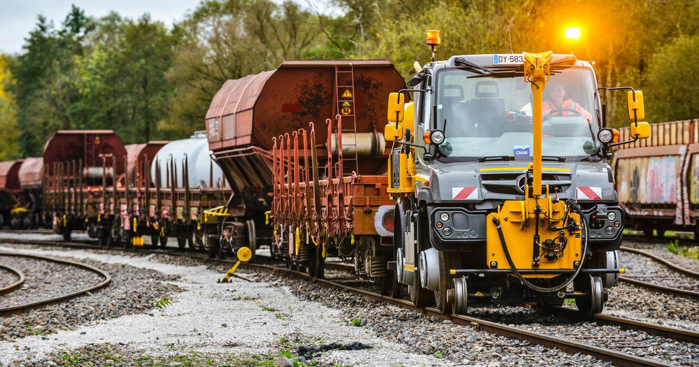 Shunting goods wagons on a grand scale in Morsbach, France: with the ...