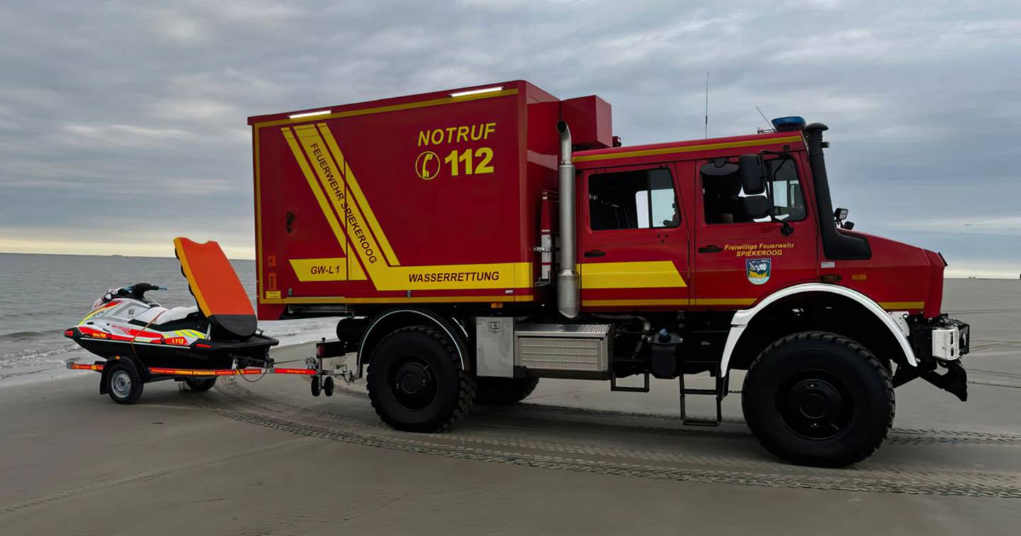 Spiekeroog volunteer fire brigade trusts in Unimog.