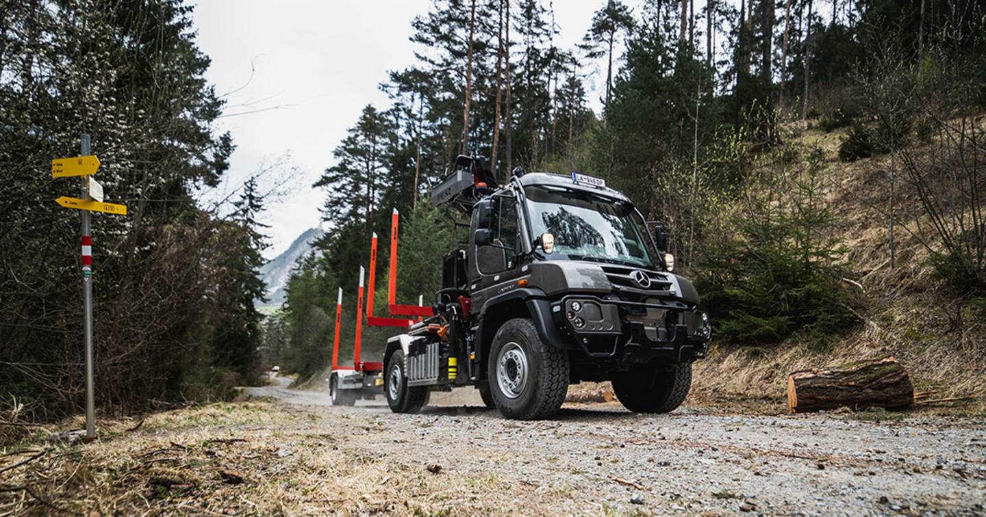El potente Unimog U 530 en uso como tractora.