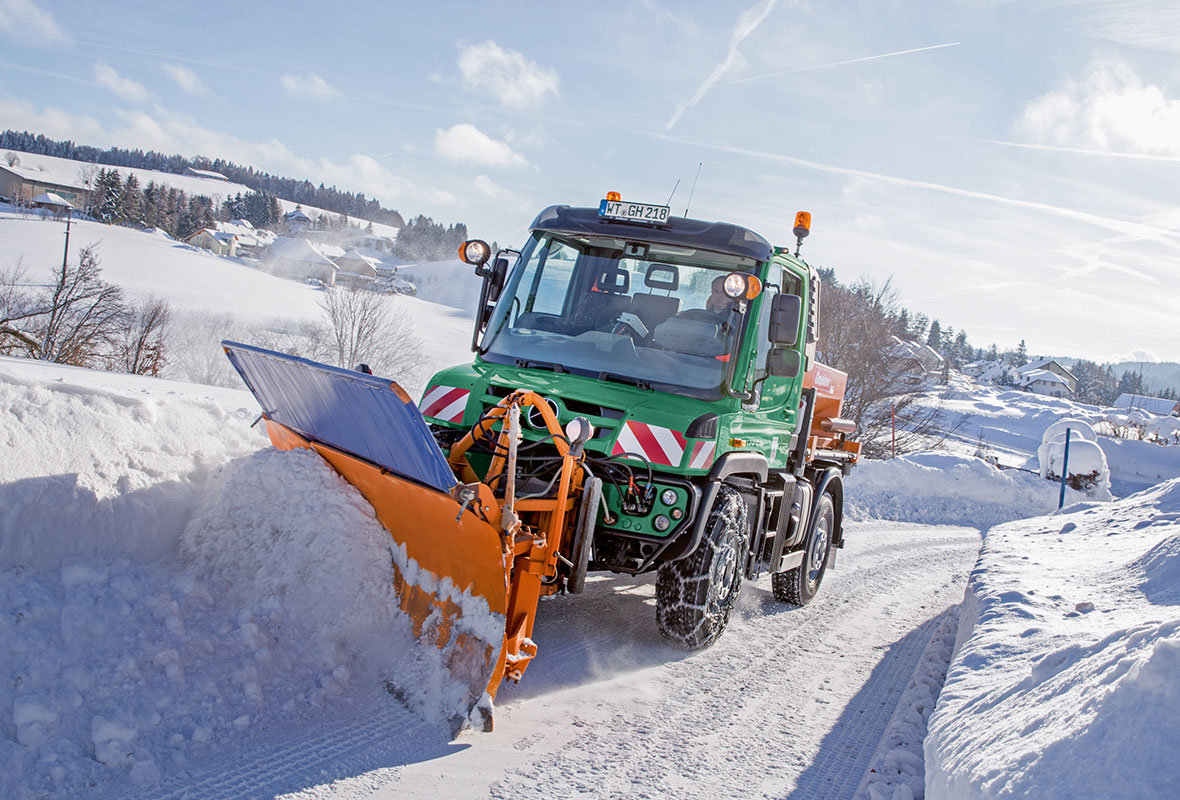 Efficient mowing operations with Unimog and Mulag.