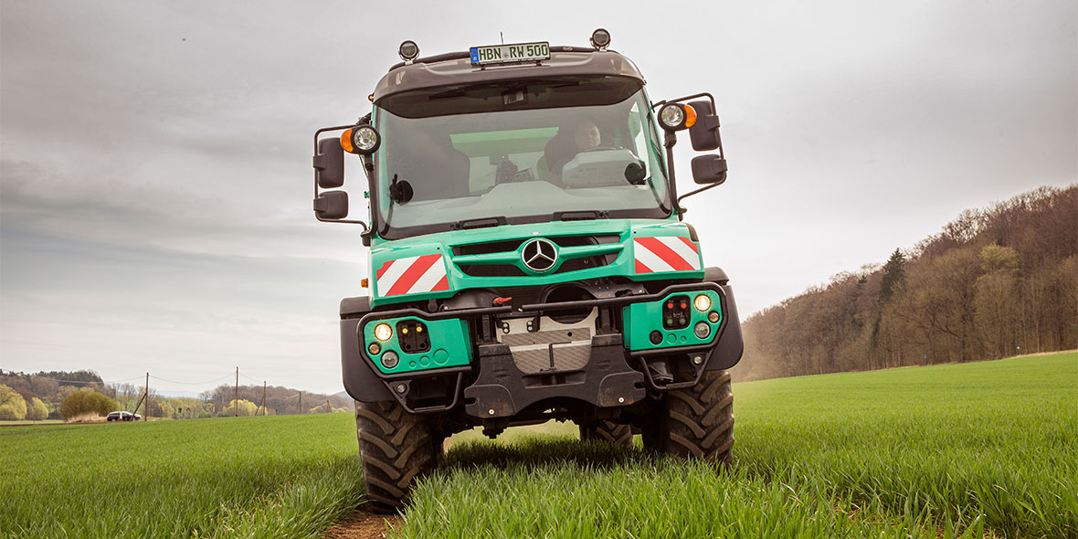 Unimog U 530 in agriculture at Raiffeisen.