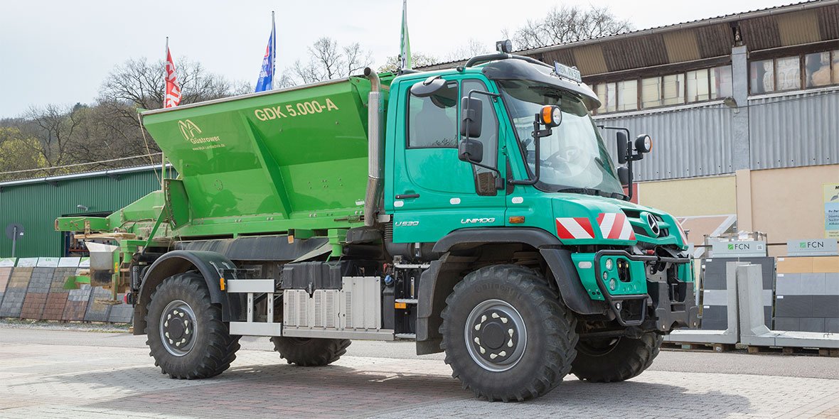 Unimog U 530 in agriculture at Raiffeisen.