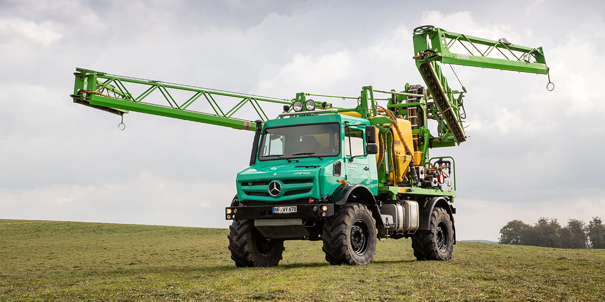 Unimog U 5023 self-propelled crop sprayer quickly and efficiently in ...