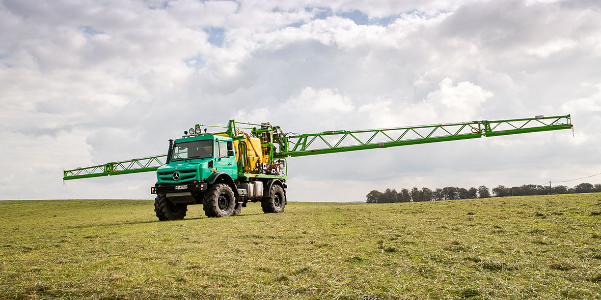 Unimog U 5023 self-propelled crop sprayer quickly and efficiently in ...
