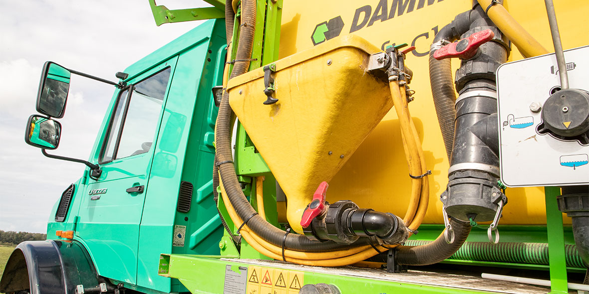 Unimog U 5023 self-propelled crop sprayer quickly and efficiently in ...