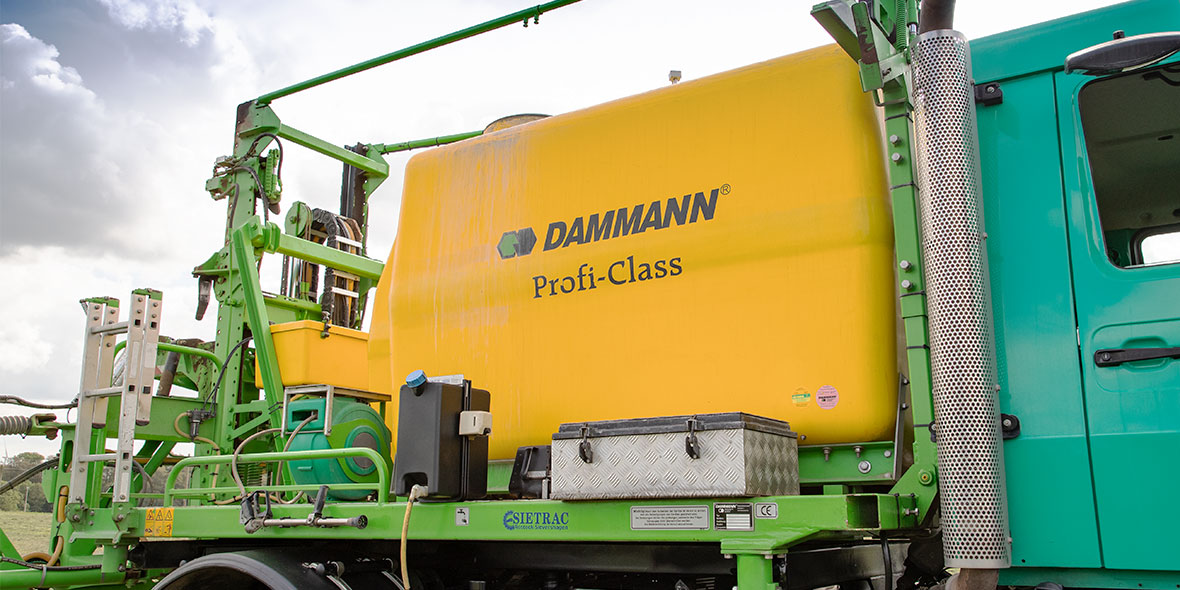 Unimog U 5023 self-propelled crop sprayer quickly and efficiently in ...