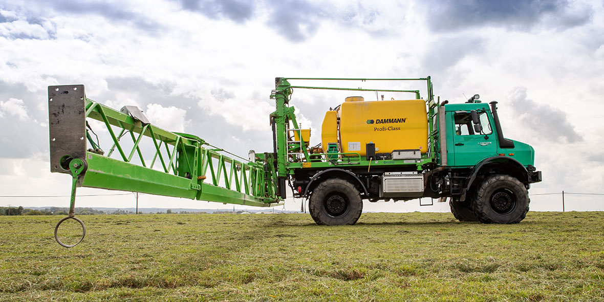 Unimog U 5023 self-propelled crop sprayer quickly and efficiently in ...