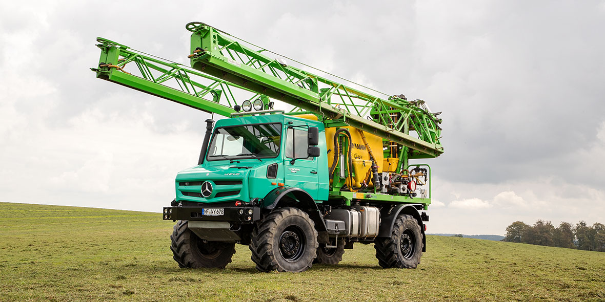 Unimog U 5023 self-propelled crop sprayer quickly and efficiently in ...