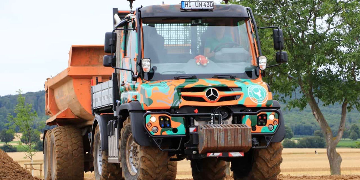 Special decals lend Unimog conspicuous camouflage look.