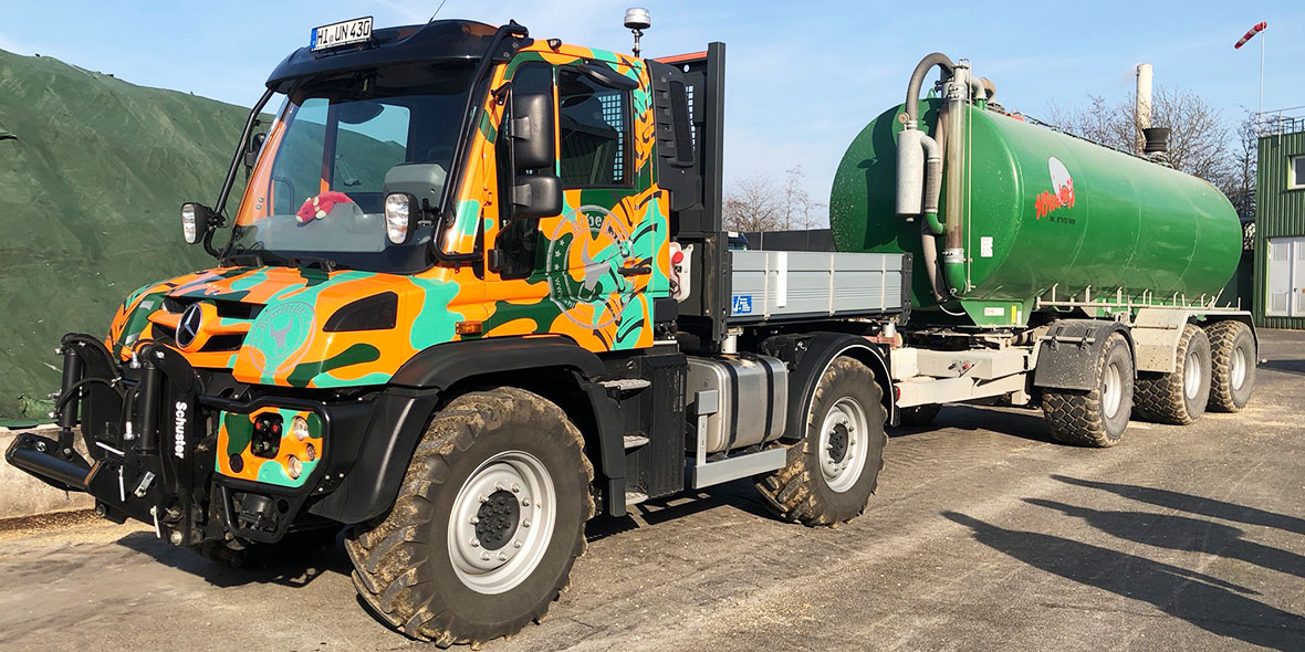 Special decals lend Unimog conspicuous camouflage look.