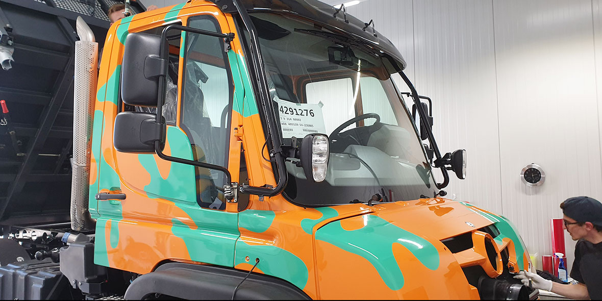 Special decals lend Unimog conspicuous camouflage look.