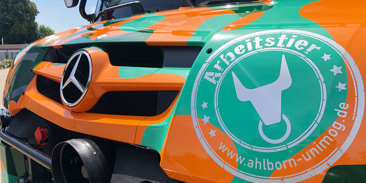 Special decals lend Unimog conspicuous camouflage look.