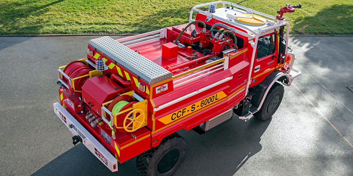 Unimog pour la lutte contre les incendies sur des terrains difficiles.