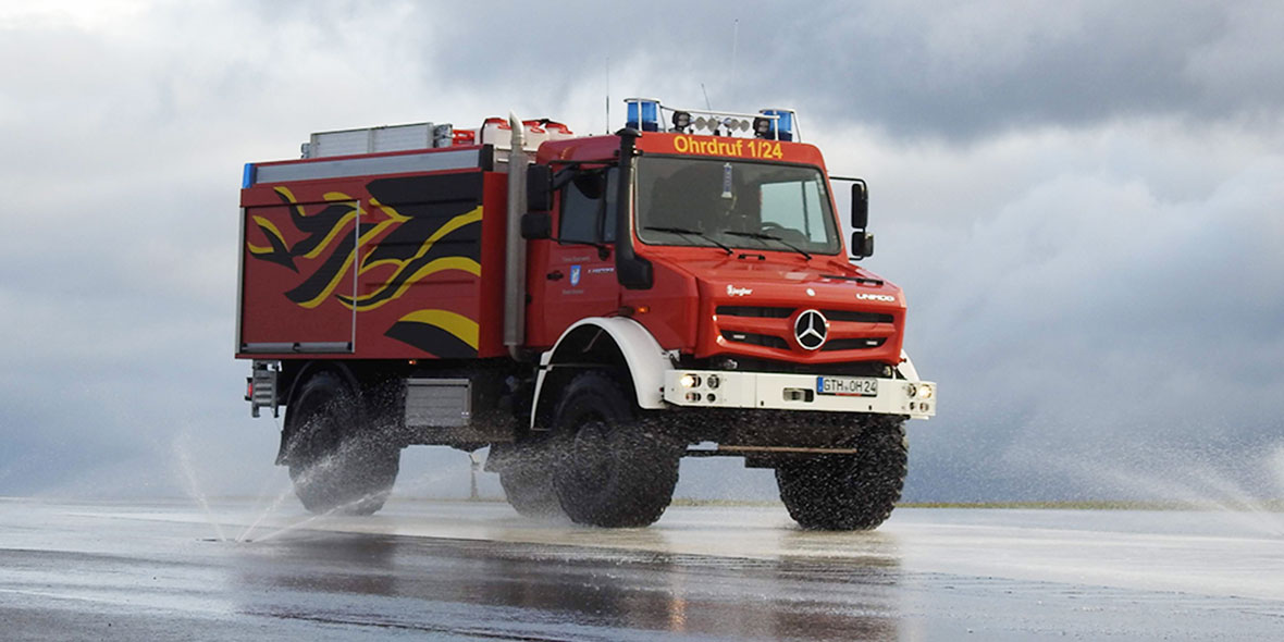 The voluntary fire service at Ohrdruf extinguishes forest fires with ...