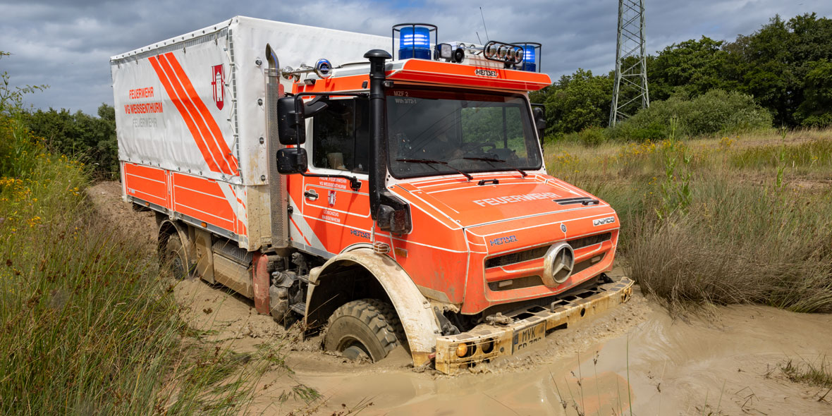 Fire brigade off-road training with the Unimog U 4023