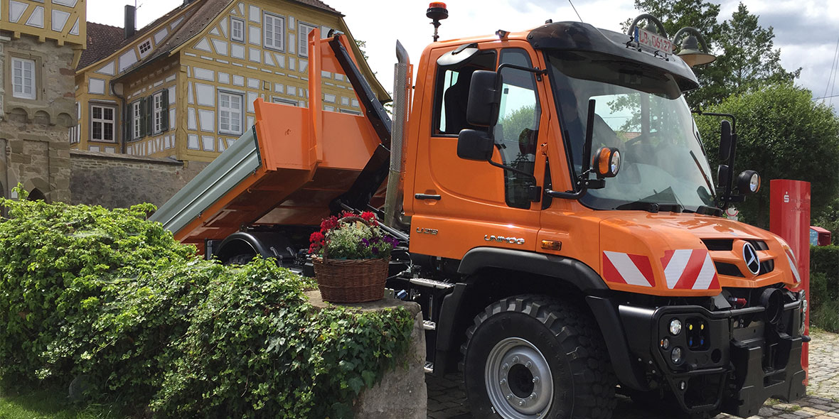 Unimog U 218 mit HEN-Abrollsystem.