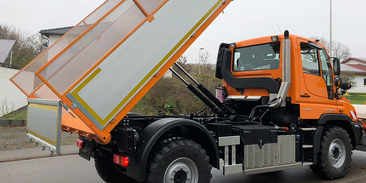 Unimog U 218 mit HEN-Abrollsystem.