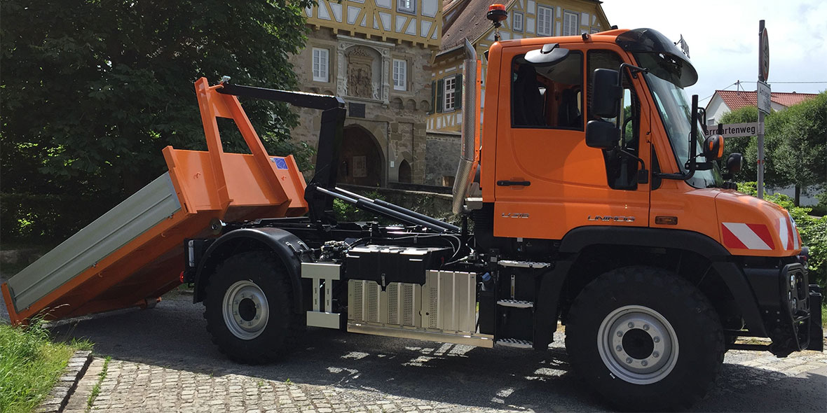 Keeping the municipal ball rolling: Unimog with HEN roll-off system.